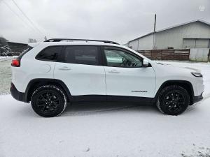 White Jeep Cherokee 2017 in Vilnius, with an engine capacity of 2.18 L and mileage of 136 thousand km for 12500 €, photo 24 on AUTOMOTO.COM.LV