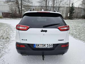 White Jeep Cherokee 2017 in Vilnius, with an engine capacity of 2.18 L and mileage of 136 thousand km for 12500 €, photo 25 on AUTOMOTO.COM.LV