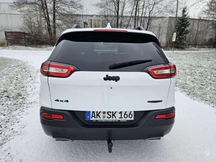 White Jeep Cherokee 2017 in Vilnius, with an engine capacity of 2.18 L and mileage of 136 thousand km for 12500 €, photo 25 on AUTOMOTO.COM.LV