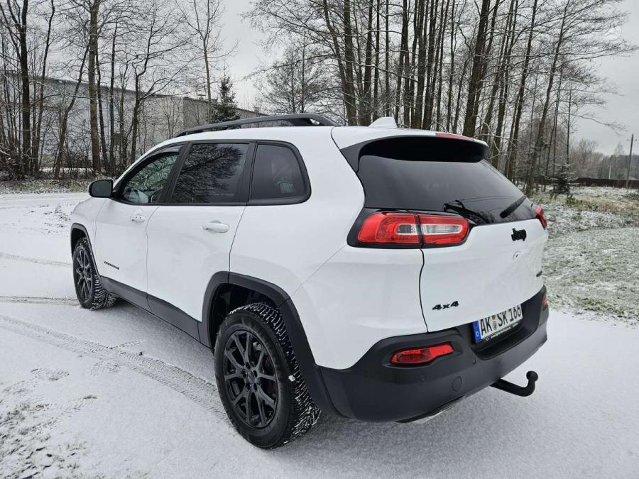 White Jeep Cherokee 2017 in Vilnius, with an engine capacity of 2.18 L and mileage of 136 thousand km for 12500 €, photo 26 on AUTOMOTO.COM.LV