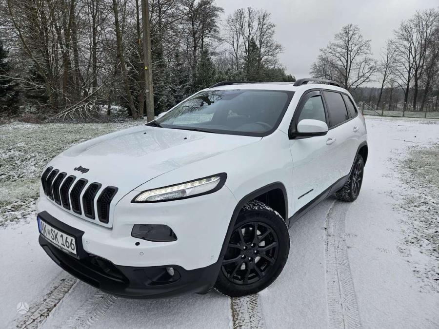 White Jeep Cherokee 2017 in Vilnius, with an engine capacity of 2.18 L and mileage of 136 thousand km for 12500 €, photo 27 on AUTOMOTO.COM.LV