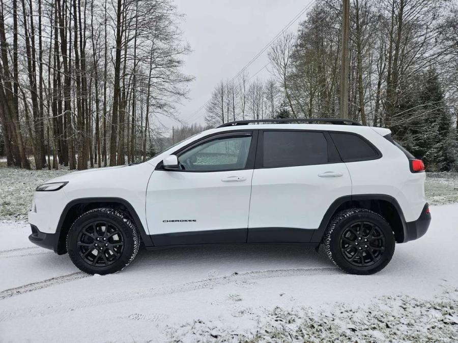 White Jeep Cherokee 2017 in Vilnius, with an engine capacity of 2.18 L and mileage of 136 thousand km for 12500 €, photo 28 on AUTOMOTO.COM.LV