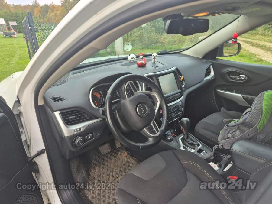 Balts Jeep Cherokee 2017 Tallina, ar dzinēja tilpumu 2.20 L un nobraukumu 164 tūkst. km par 11500 €, foto 13 vietnē AUTOMOTO.COM.LV