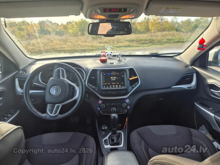 Balts Jeep Cherokee 2017 Tallina, ar dzinēja tilpumu 2.20 L un nobraukumu 164 tūkst. km par 11500 €, foto 18 vietnē AUTOMOTO.COM.LV