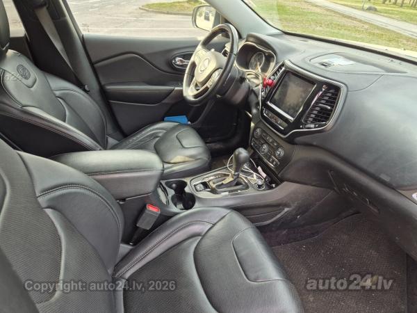 Jeep Cherokee 2018 in Tallinn on AUTOMOTO.COM.LV White Jeep Cherokee 2018 in Tallinn, with an engine capacity of 2.20 L and mileage of 235 thousand km for 10999 €, photo 5 on AUTOMOTO.COM.LV