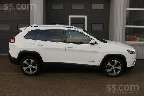 White Jeep Cherokee 2019 in Riga, with an engine capacity of 2.20 L and mileage of 0 thousand km for 15950 €, photo 7 on AUTOMOTO.COM.LV