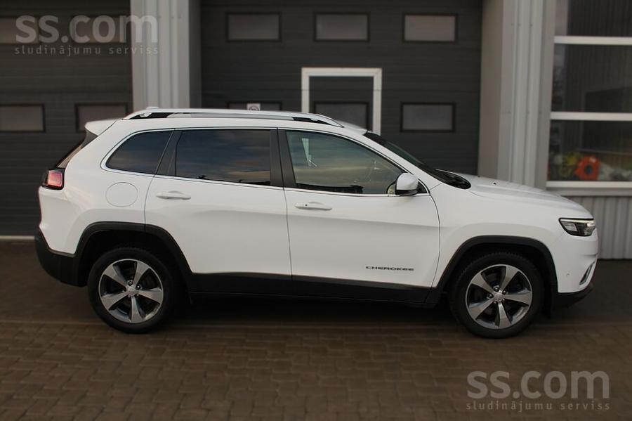 White Jeep Cherokee 2019 in Riga, with an engine capacity of 2.20 L and mileage of 0 thousand km for 15950 €, photo 8 on AUTOMOTO.COM.LV