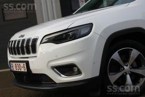 White Jeep Cherokee 2019 in Riga, with an engine capacity of 2.20 L and mileage of 0 thousand km for 15950 €, photo 12 on AUTOMOTO.COM.LV