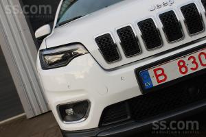 White Jeep Cherokee 2019 in Riga, with an engine capacity of 2.20 L and mileage of 0 thousand km for 15950 €, photo 14 on AUTOMOTO.COM.LV