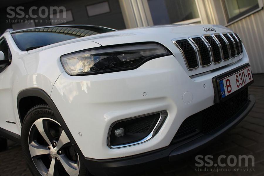 White Jeep Cherokee 2019 in Riga, with an engine capacity of 2.20 L and mileage of 0 thousand km for 15950 €, photo 15 on AUTOMOTO.COM.LV