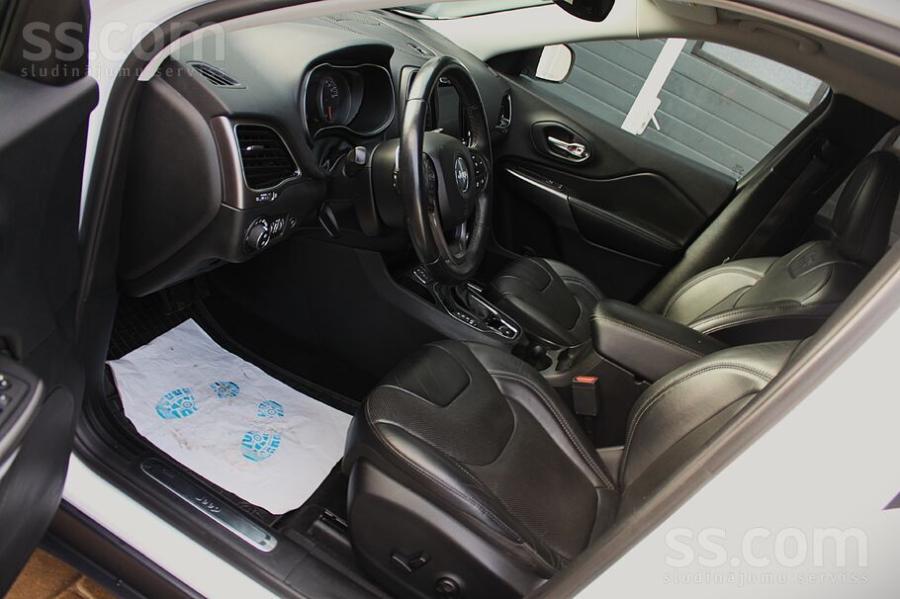 White Jeep Cherokee 2019 in Riga, with an engine capacity of 2.20 L and mileage of 0 thousand km for 15950 €, photo 17 on AUTOMOTO.COM.LV
