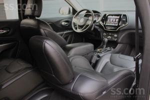 White Jeep Cherokee 2019 in Riga, with an engine capacity of 2.20 L and mileage of 0 thousand km for 15950 €, photo 22 on AUTOMOTO.COM.LV