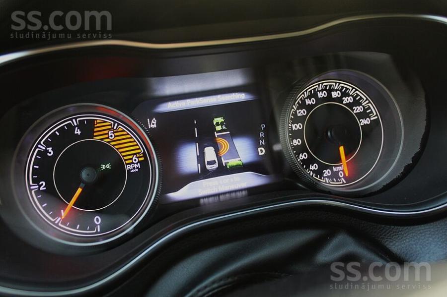 White Jeep Cherokee 2019 in Riga, with an engine capacity of 2.20 L and mileage of 0 thousand km for 15950 €, photo 24 on AUTOMOTO.COM.LV