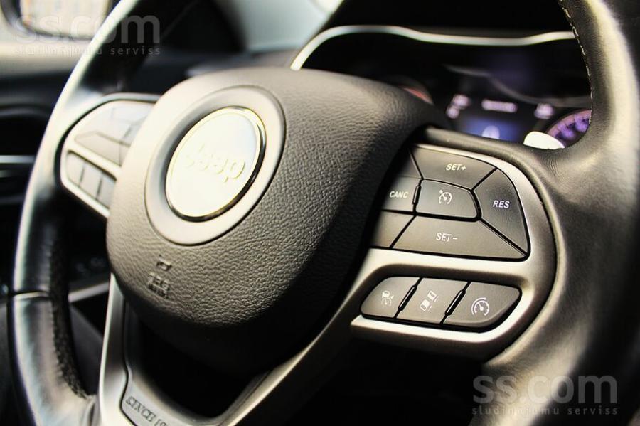 White Jeep Cherokee 2019 in Riga, with an engine capacity of 2.20 L and mileage of 0 thousand km for 15950 €, photo 31 on AUTOMOTO.COM.LV