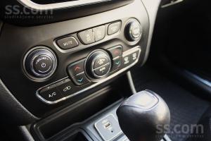 White Jeep Cherokee 2019 in Riga, with an engine capacity of 2.20 L and mileage of 0 thousand km for 15950 €, photo 33 on AUTOMOTO.COM.LV