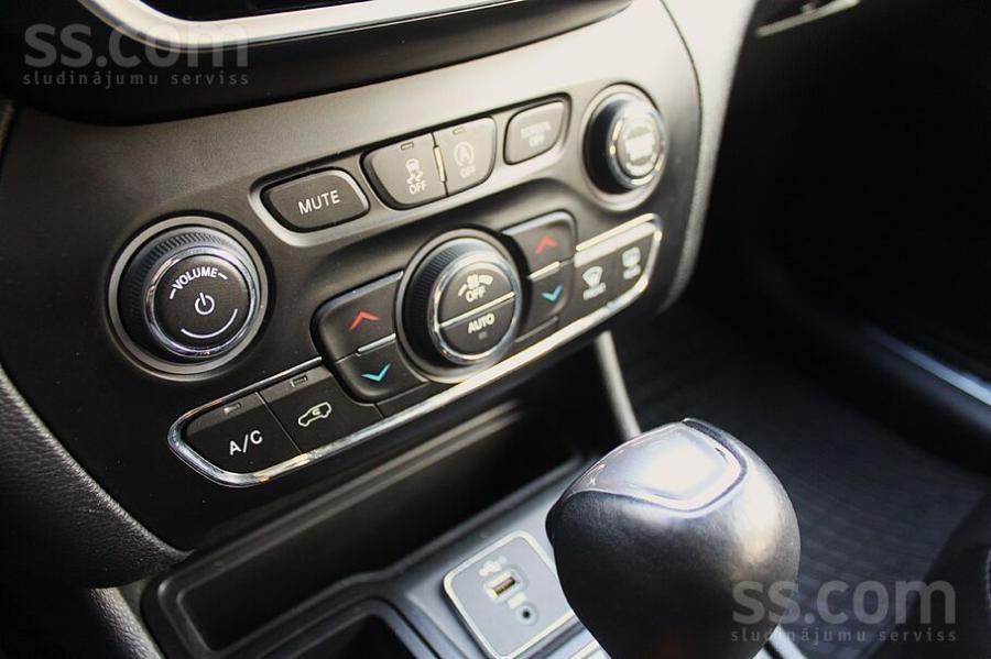 White Jeep Cherokee 2019 in Riga, with an engine capacity of 2.20 L and mileage of 0 thousand km for 15950 €, photo 33 on AUTOMOTO.COM.LV