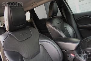 White Jeep Cherokee 2019 in Riga, with an engine capacity of 2.20 L and mileage of 0 thousand km for 15950 €, photo 35 on AUTOMOTO.COM.LV