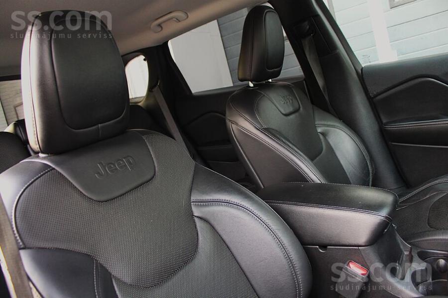 White Jeep Cherokee 2019 in Riga, with an engine capacity of 2.20 L and mileage of 0 thousand km for 15950 €, photo 35 on AUTOMOTO.COM.LV