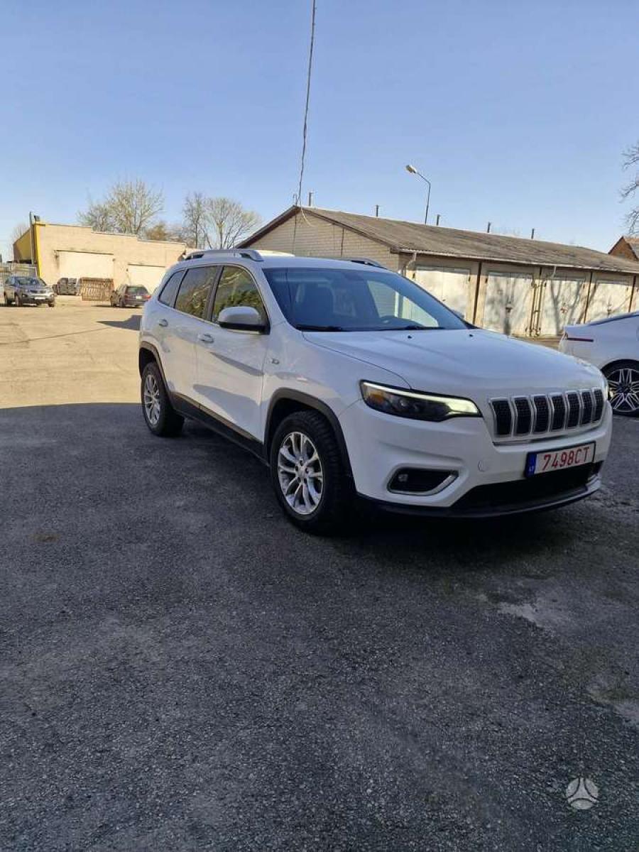 White Jeep Cherokee 2019 in Panevezys, with an engine capacity of 2.40 L and mileage of 68 thousand km for 10000 €, photo 1 on AUTOMOTO.COM.LV