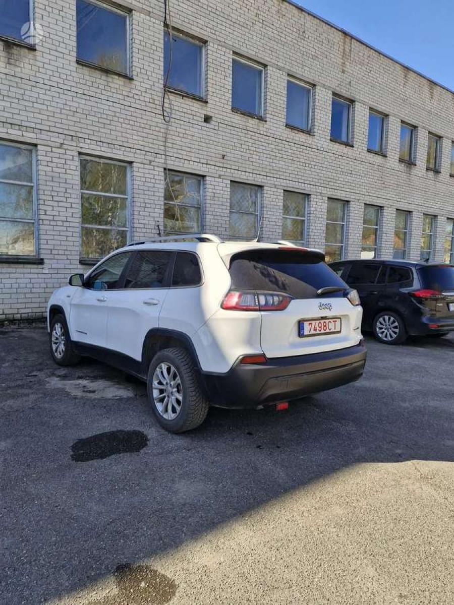White Jeep Cherokee 2019 in Panevezys, with an engine capacity of 2.40 L and mileage of 68 thousand km for 10000 €, photo 6 on AUTOMOTO.COM.LV