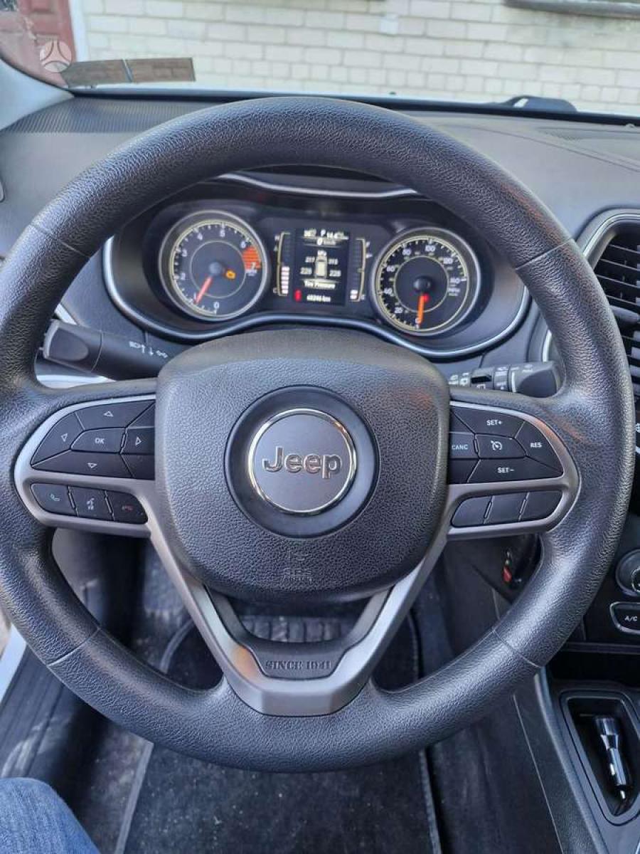 White Jeep Cherokee 2019 in Panevezys, with an engine capacity of 2.40 L and mileage of 68 thousand km for 10000 €, photo 7 on AUTOMOTO.COM.LV