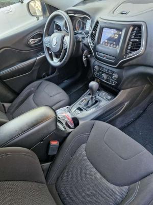 White Jeep Cherokee 2019 in Panevezys, with an engine capacity of 2.40 L and mileage of 68 thousand km for 10000 €, photo 8 on AUTOMOTO.COM.LV