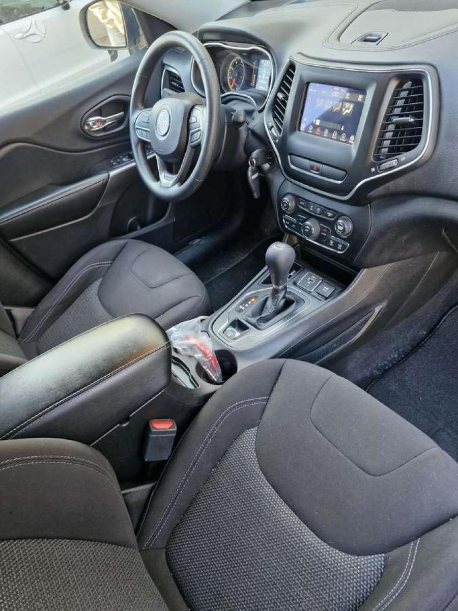 White Jeep Cherokee 2019 in Panevezys, with an engine capacity of 2.40 L and mileage of 68 thousand km for 10000 €, photo 8 on AUTOMOTO.COM.LV