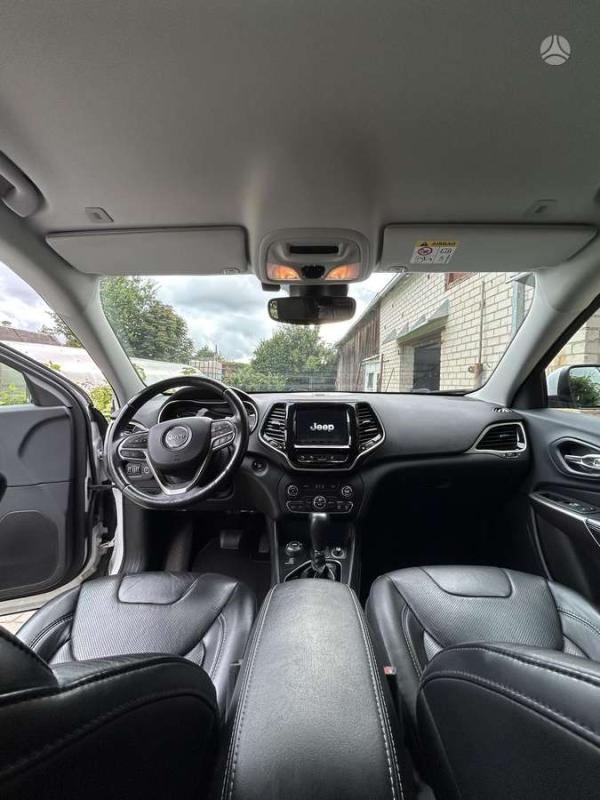 White Jeep Cherokee 2019 in Jonava, with an engine capacity of 2.17 L and mileage of 144 thousand km for 14400 €, photo 1 on AUTOMOTO.COM.LV