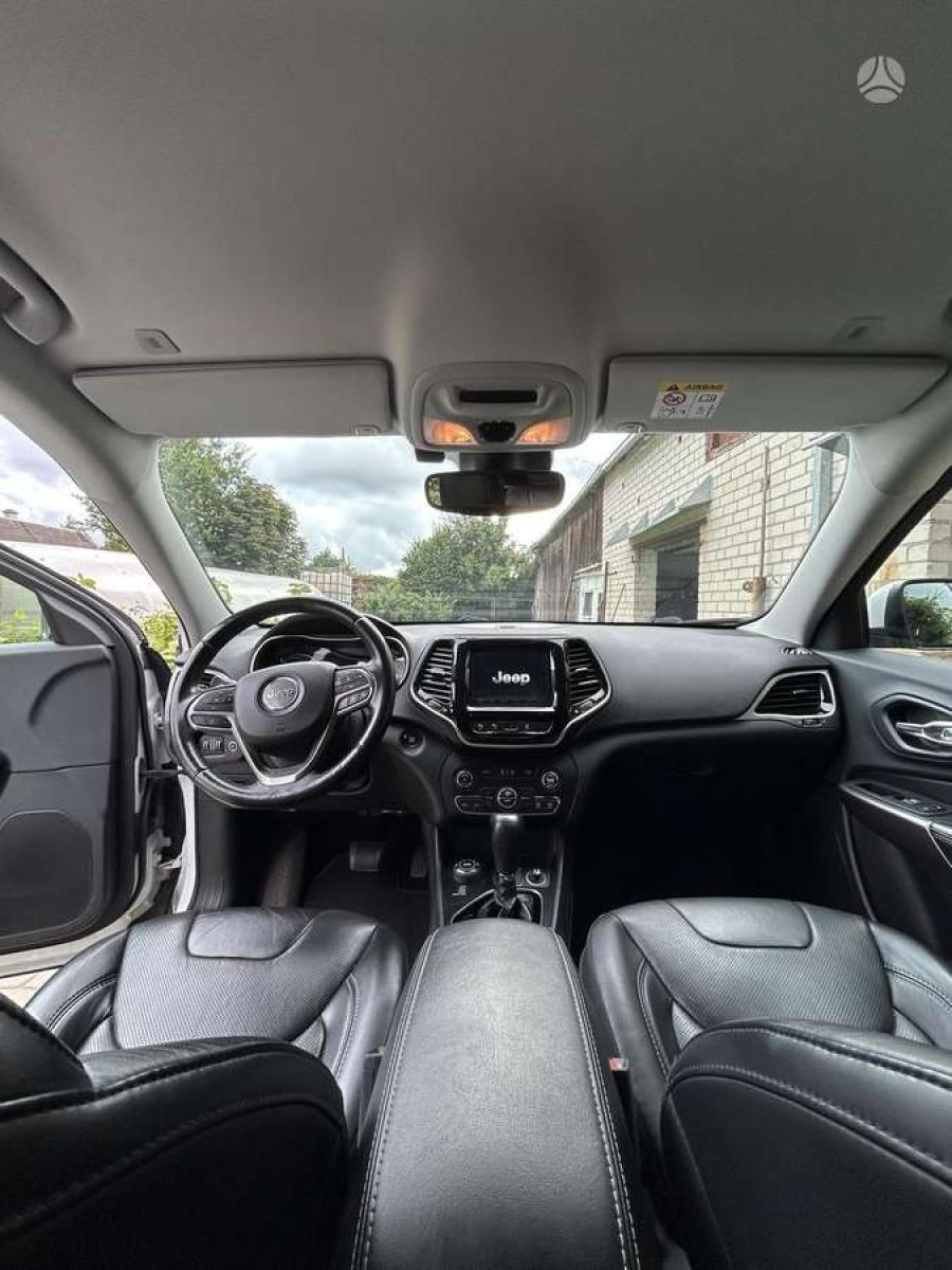 White Jeep Cherokee 2019 in Jonava, with an engine capacity of 2.17 L and mileage of 144 thousand km for 14400 €, photo 1 on AUTOMOTO.COM.LV
