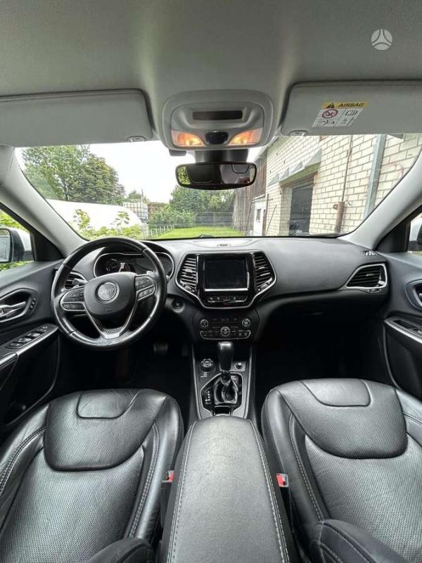 White Jeep Cherokee 2019 in Jonava, with an engine capacity of 2.17 L and mileage of 144 thousand km for 14400 €, photo 3 on AUTOMOTO.COM.LV