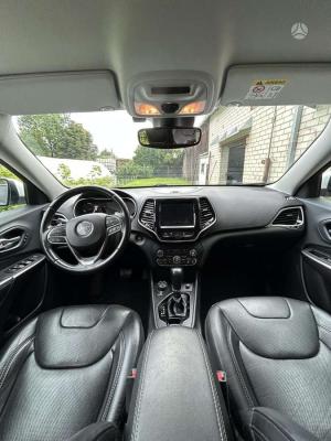 White Jeep Cherokee 2019 in Jonava, with an engine capacity of 2.17 L and mileage of 144 thousand km for 14400 €, photo 3 on AUTOMOTO.COM.LV