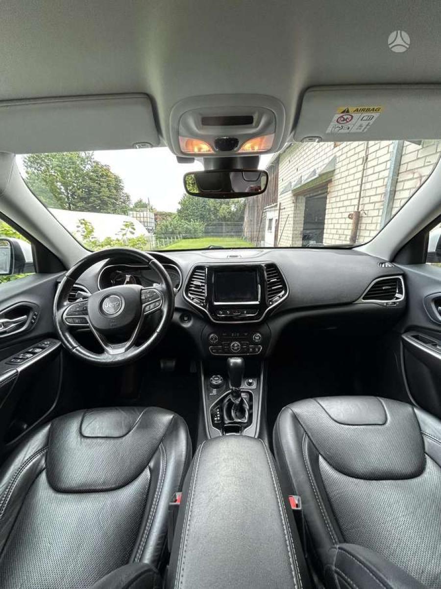 White Jeep Cherokee 2019 in Jonava, with an engine capacity of 2.17 L and mileage of 144 thousand km for 14400 €, photo 3 on AUTOMOTO.COM.LV