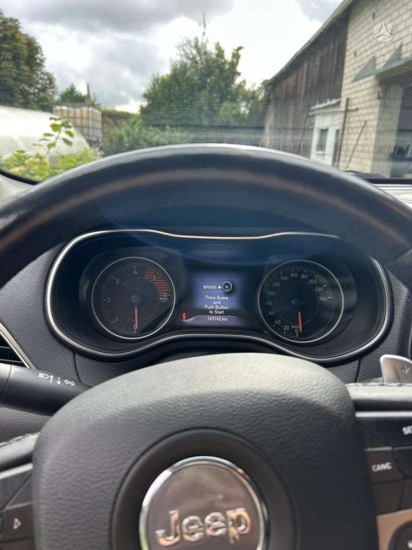 White Jeep Cherokee 2019 in Jonava, with an engine capacity of 2.17 L and mileage of 144 thousand km for 14400 €, photo 4 on AUTOMOTO.COM.LV