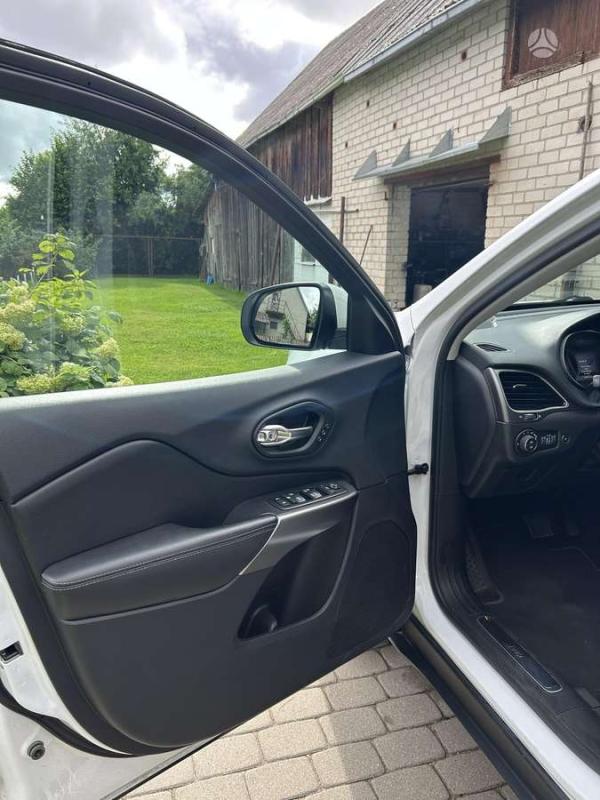 White Jeep Cherokee 2019 in Jonava, with an engine capacity of 2.17 L and mileage of 144 thousand km for 14400 €, photo 5 on AUTOMOTO.COM.LV