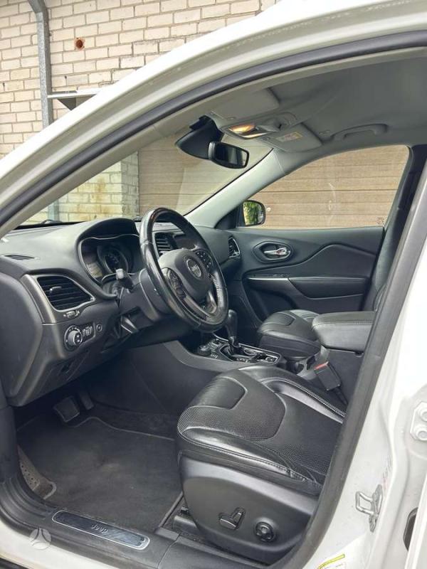 White Jeep Cherokee 2019 in Jonava, with an engine capacity of 2.17 L and mileage of 144 thousand km for 14400 €, photo 6 on AUTOMOTO.COM.LV