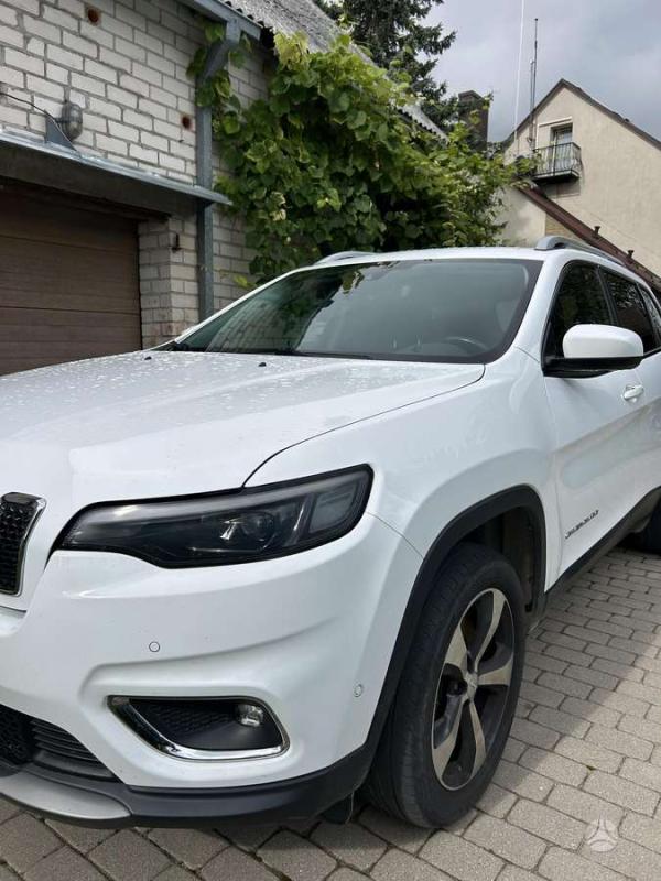 White Jeep Cherokee 2019 in Jonava, with an engine capacity of 2.17 L and mileage of 144 thousand km for 14400 €, photo 7 on AUTOMOTO.COM.LV