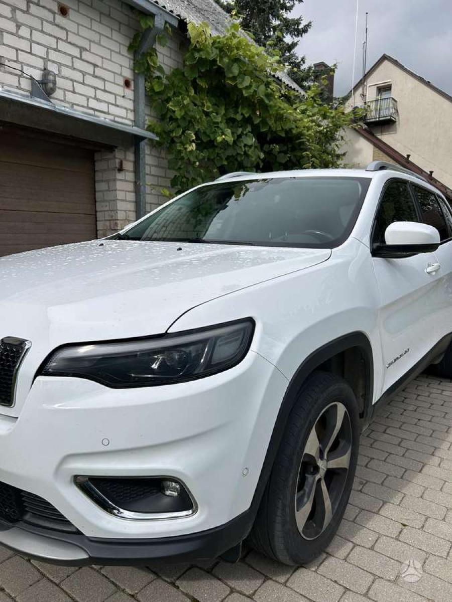 White Jeep Cherokee 2019 in Jonava, with an engine capacity of 2.17 L and mileage of 144 thousand km for 14400 €, photo 7 on AUTOMOTO.COM.LV