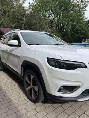 White Jeep Cherokee 2019 in Jonava, with an engine capacity of 2.17 L and mileage of 144 thousand km for 14400 €, photo 8 on AUTOMOTO.COM.LV