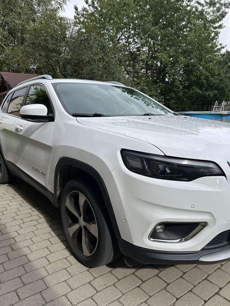 White Jeep Cherokee 2019 in Jonava, with an engine capacity of 2.17 L and mileage of 144 thousand km for 14400 €, photo 8 on AUTOMOTO.COM.LV