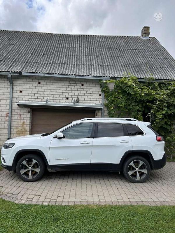 White Jeep Cherokee 2019 in Jonava, with an engine capacity of 2.17 L and mileage of 144 thousand km for 14400 €, photo 10 on AUTOMOTO.COM.LV