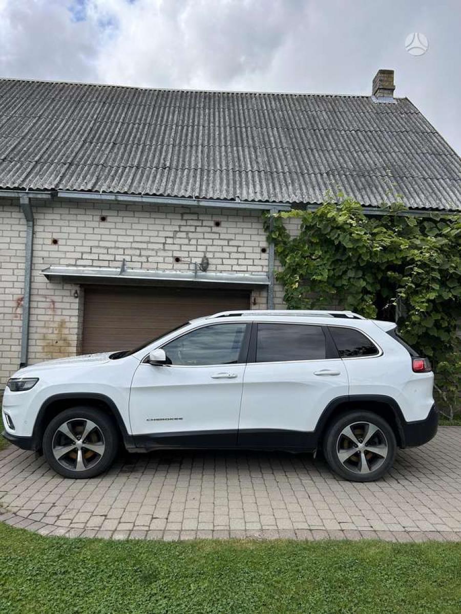 White Jeep Cherokee 2019 in Jonava, with an engine capacity of 2.17 L and mileage of 144 thousand km for 14400 €, photo 10 on AUTOMOTO.COM.LV
