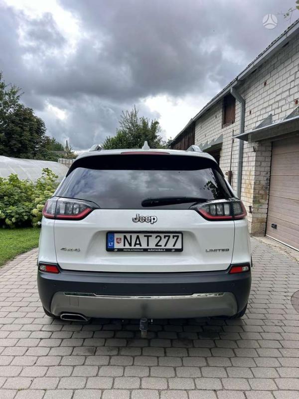 White Jeep Cherokee 2019 in Jonava, with an engine capacity of 2.17 L and mileage of 144 thousand km for 14400 €, photo 11 on AUTOMOTO.COM.LV