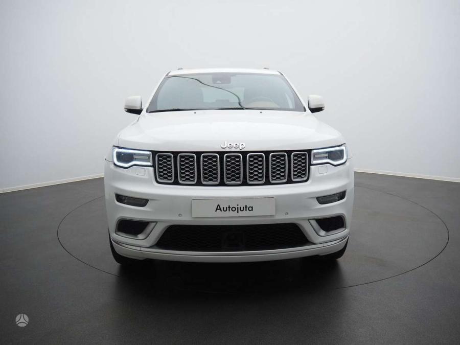 White Jeep Cherokee 2020 in Vilnius, with an engine capacity of 2.99 L and mileage of 130 thousand km for 26900 €, photo 3 on AUTOMOTO.COM.LV