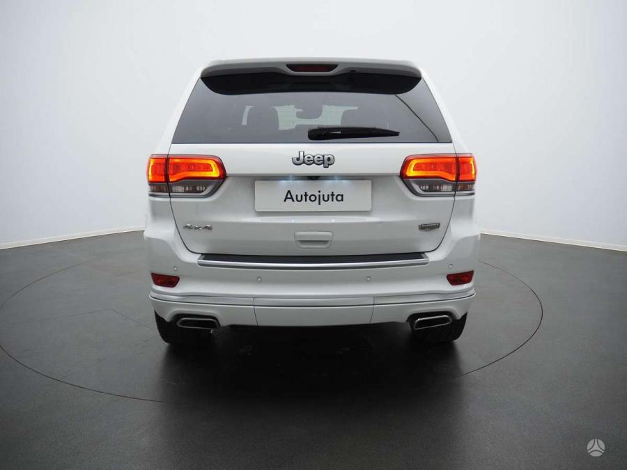 White Jeep Cherokee 2020 in Vilnius, with an engine capacity of 2.99 L and mileage of 130 thousand km for 26900 €, photo 6 on AUTOMOTO.COM.LV