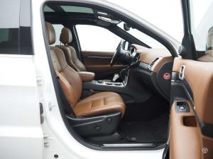 White Jeep Cherokee 2020 in Vilnius, with an engine capacity of 2.99 L and mileage of 130 thousand km for 26900 €, photo 12 on AUTOMOTO.COM.LV