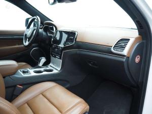 White Jeep Cherokee 2020 in Vilnius, with an engine capacity of 2.99 L and mileage of 130 thousand km for 26900 €, photo 13 on AUTOMOTO.COM.LV
