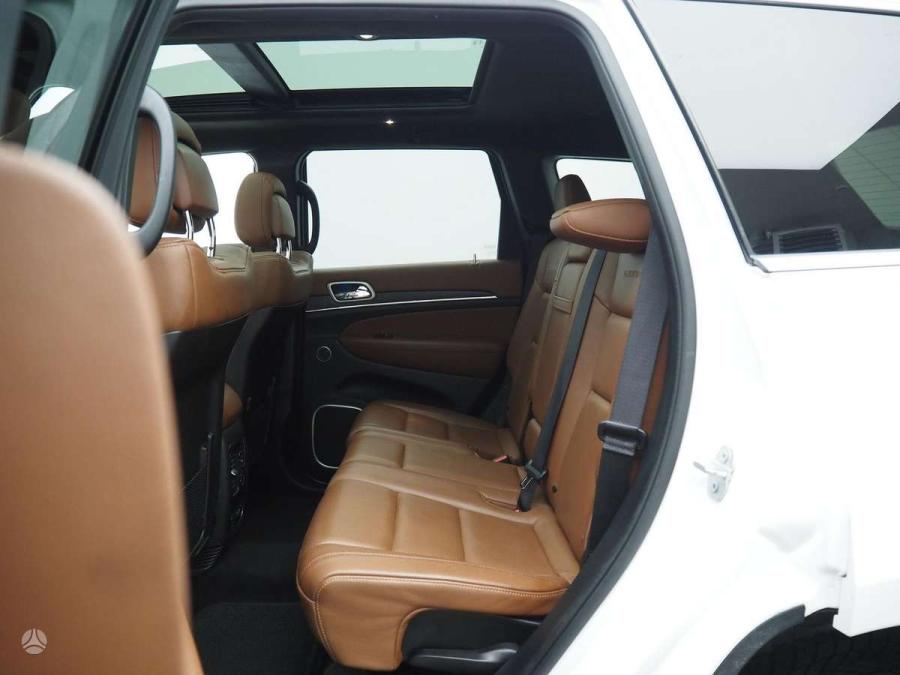 White Jeep Cherokee 2020 in Vilnius, with an engine capacity of 2.99 L and mileage of 130 thousand km for 26900 €, photo 15 on AUTOMOTO.COM.LV