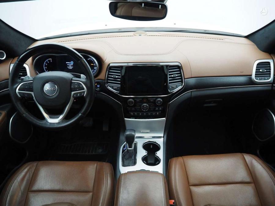 White Jeep Cherokee 2020 in Vilnius, with an engine capacity of 2.99 L and mileage of 130 thousand km for 26900 €, photo 17 on AUTOMOTO.COM.LV