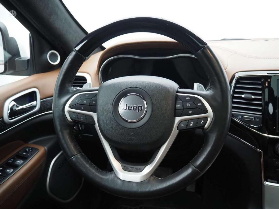 White Jeep Cherokee 2020 in Vilnius, with an engine capacity of 2.99 L and mileage of 130 thousand km for 26900 €, photo 23 on AUTOMOTO.COM.LV