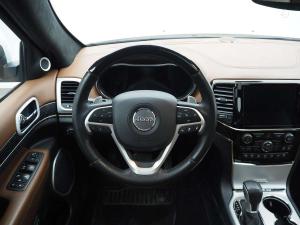White Jeep Cherokee 2020 in Vilnius, with an engine capacity of 2.99 L and mileage of 130 thousand km for 26900 €, photo 24 on AUTOMOTO.COM.LV